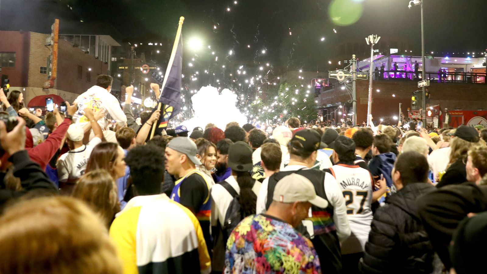 Níu særðir eftir skot­á­rás í titil­fögnuði stuðnings­manna Den­ver Nug ...