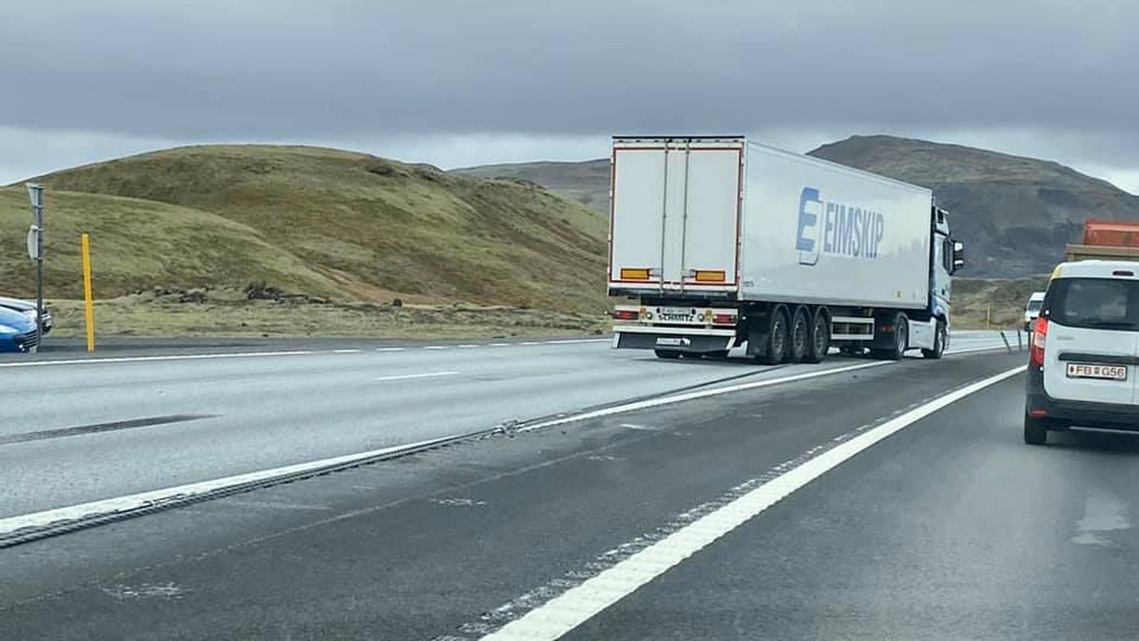 Hellis­heiði lokað eftir að flutninga­bíll fauk á vegrið - Vísir