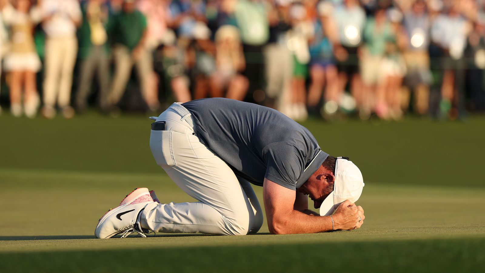 Sjáðu allar til­finningarnar hjá Rory þegar hann vann Masters mótið - Vísir