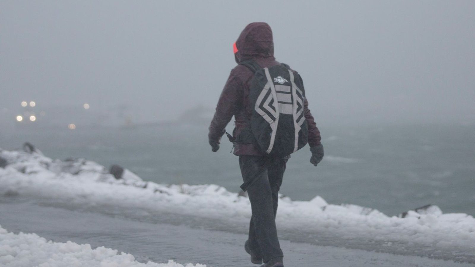 Gular við­varanir og má all­víða búast við stormi með snjó­komu - Vísir