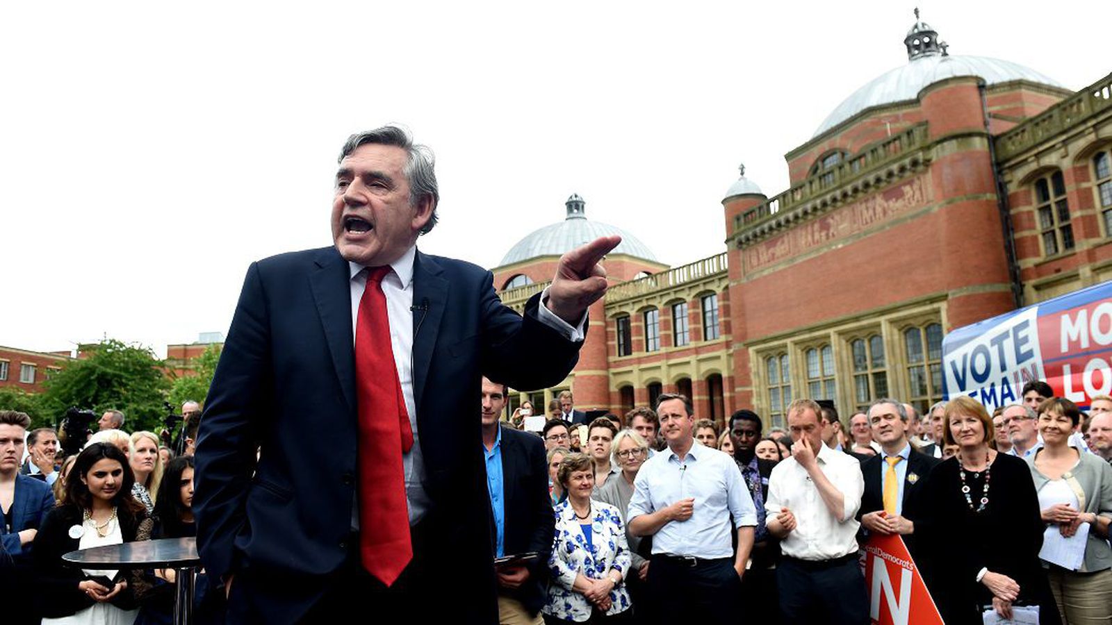 Gordon Brown sakar Íhaldsflokkinn um að heyja stríð gegn fátækum - Vísir