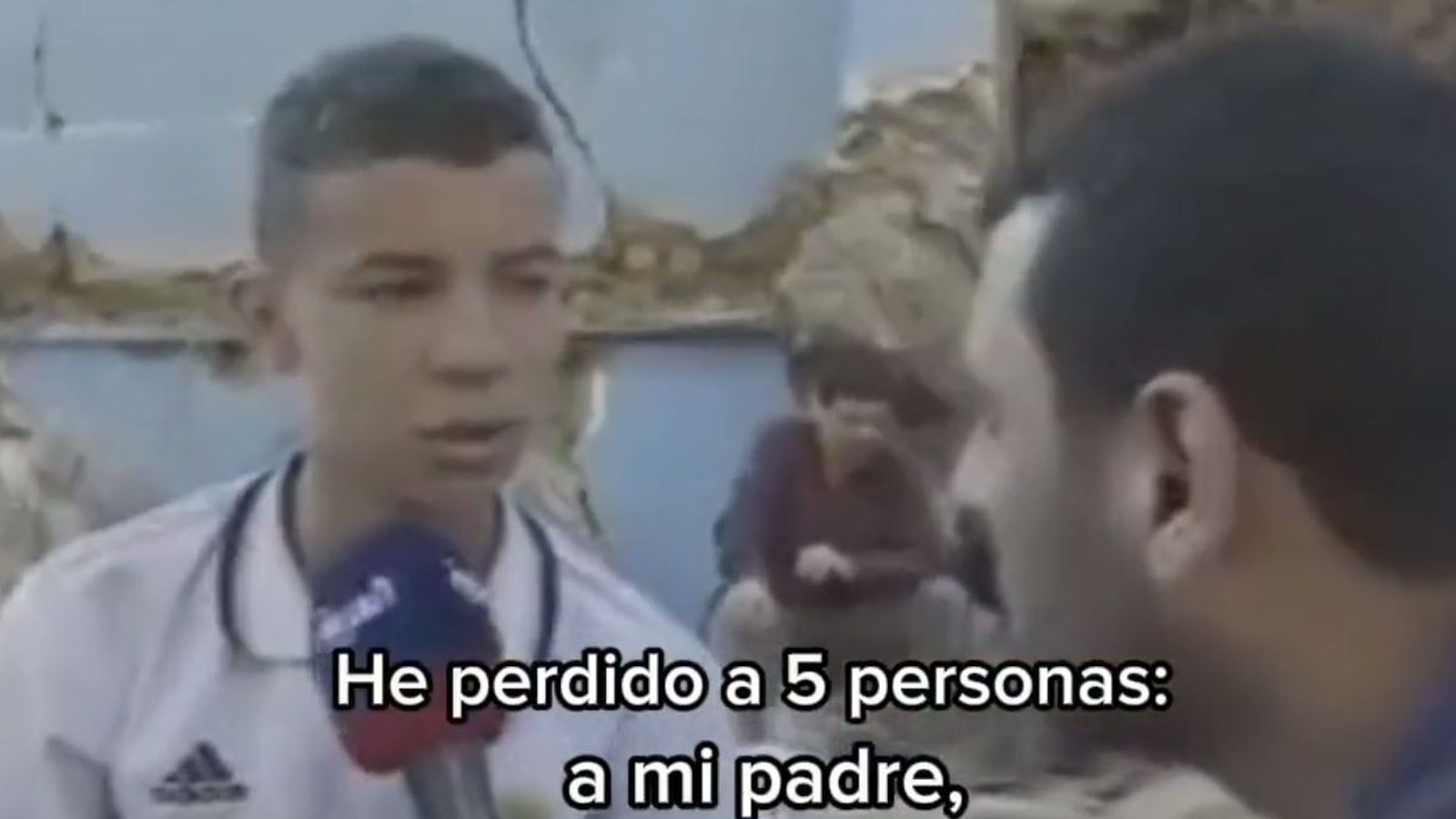 Fundu marokkóska drenginn í Real Madrid-treyjunni og ætla að taka hann ...