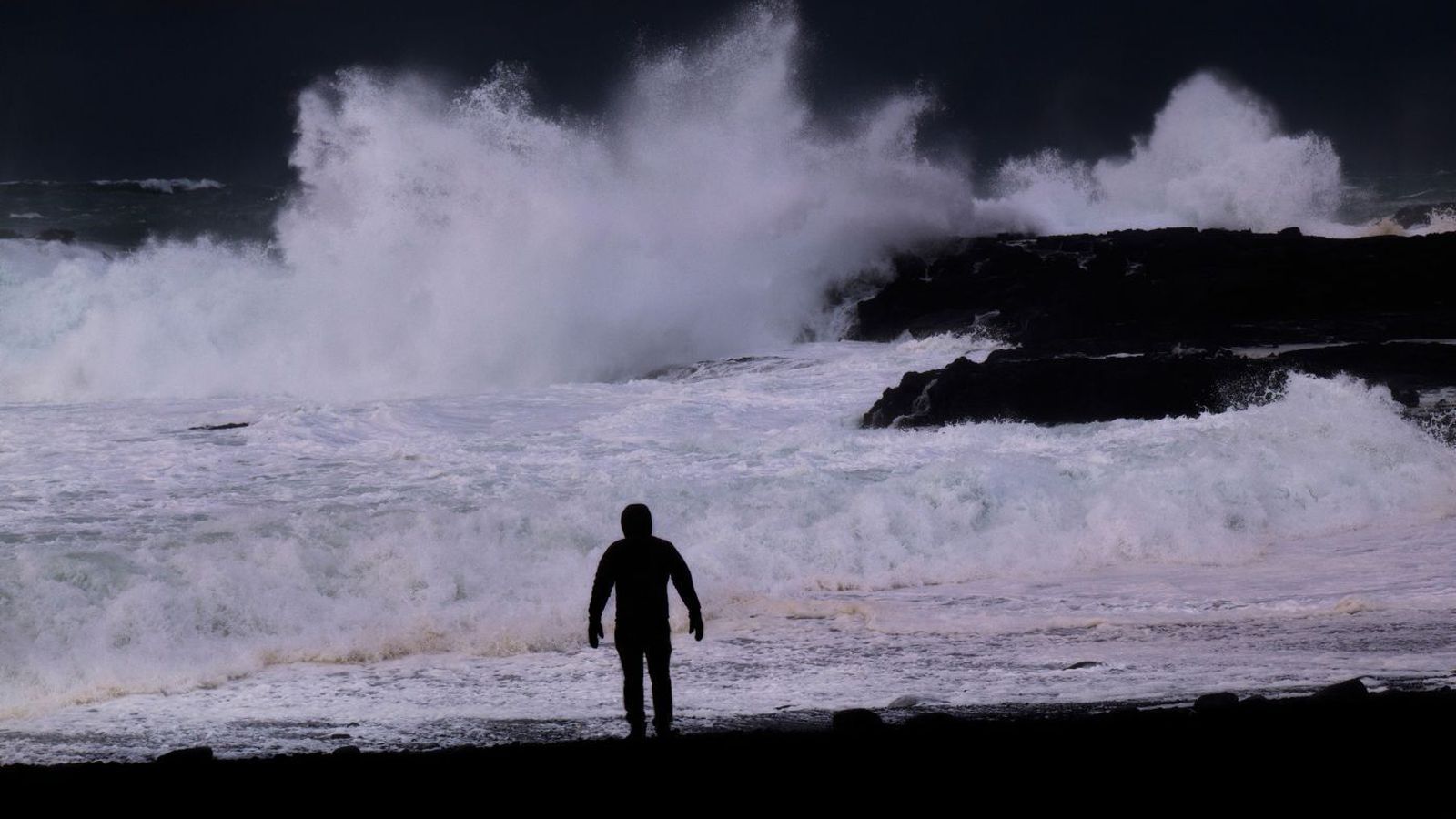 Gular við­varanir vegna hvass­viðris og úr­hellis­rigningar - Vísir