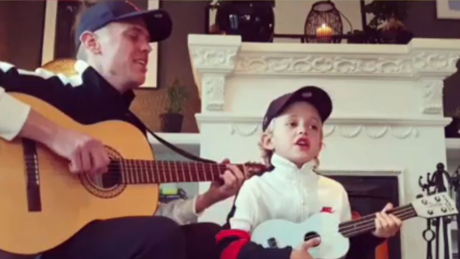 Jón Jónsson tekur lagið með syninum - Vísir