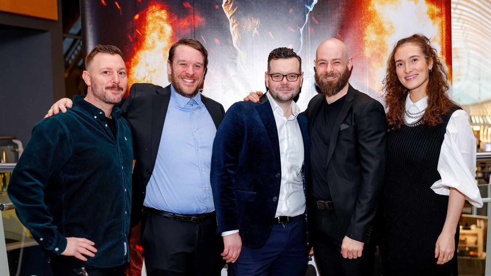 Steindi og Arró féllust í faðma á há­tíðar­frum­sýningu Ó­ráðs - Vísir