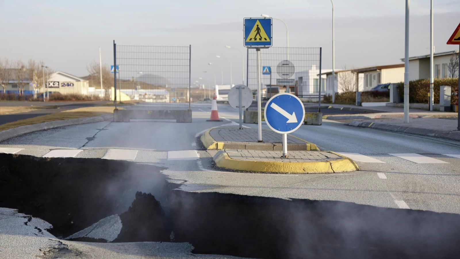 Sig og sprungur við í­þrótta­húsið: „Þetta er það versta sem við höfum ...