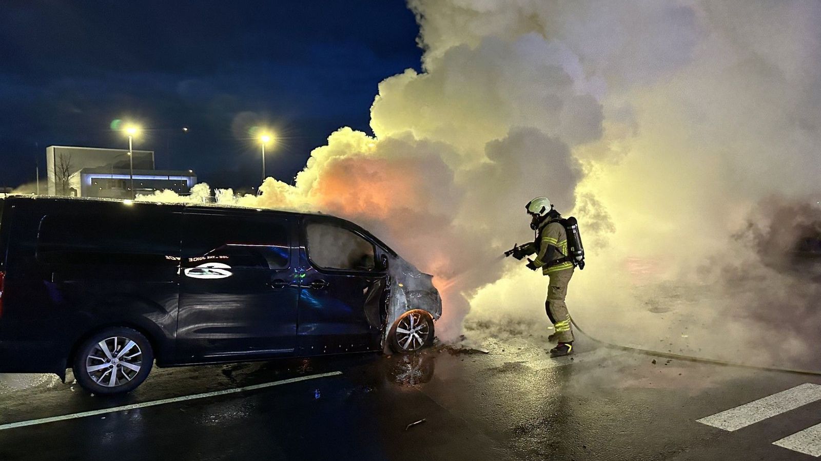 Bíll logaði í Vestur­bænum - Vísir