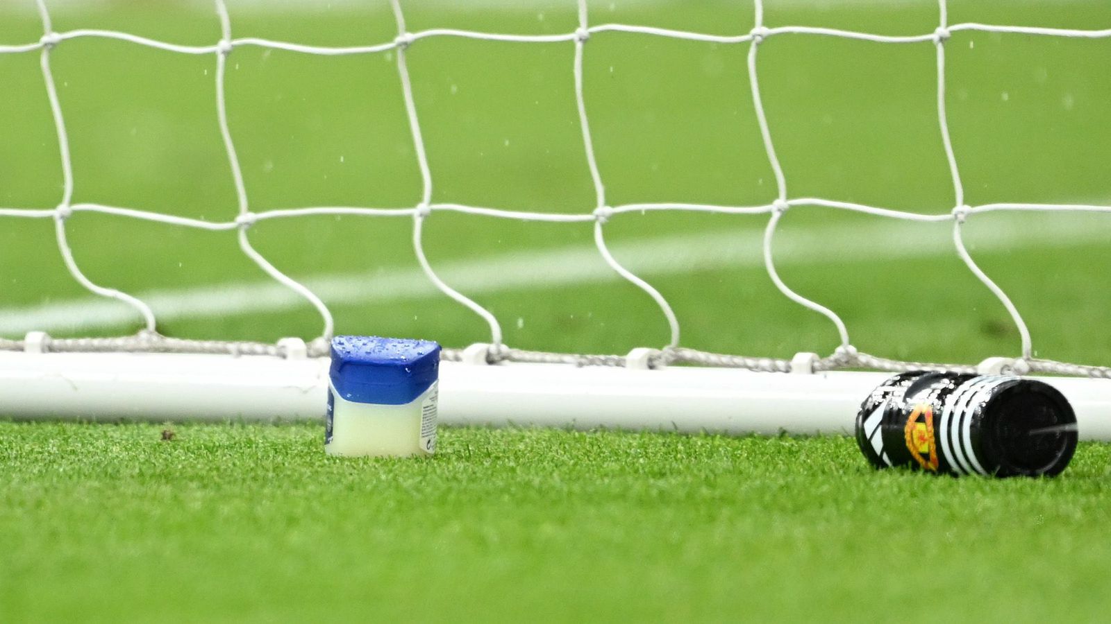 Hver verður fyrst/ur að maka vaselíni á mark­manns­hanskana sína í ...