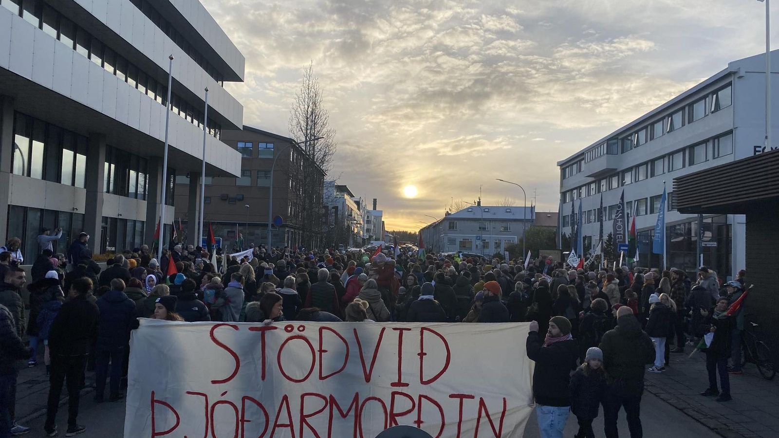 Fjöl­mennt í sam­stöðu­göngu með Palestínu: „Við­skipta­bann strax“ - Vísir