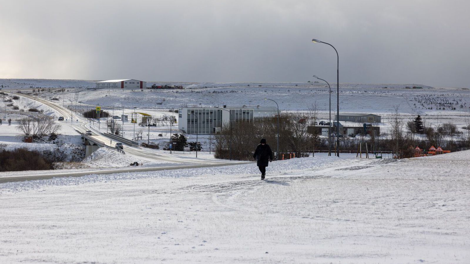 Austan stormur og gular við­varanir á morgun - Vísir
