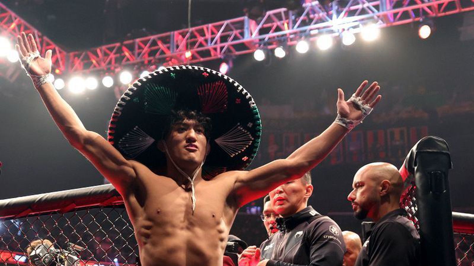 Sögu­legur sigur á­tján ára undra­barns í UFC: Vill gefa mömmu sinni ...