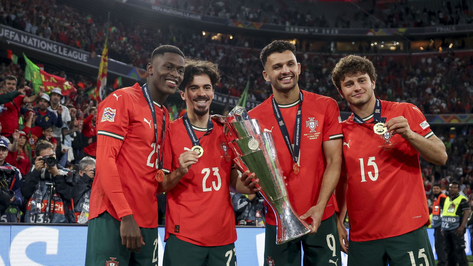 Fjórir eru tveimur leikjum frá því að vinna sjö titla á einu ári - Vísir