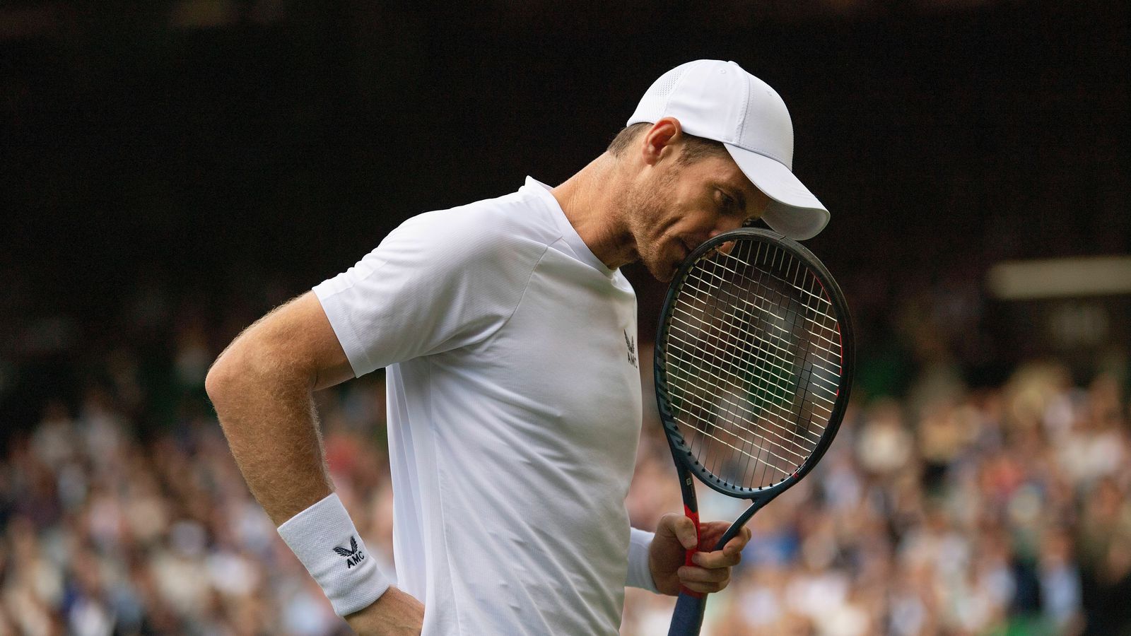 Bakmeiðsli plaga Murray og enn ó­víst hvort hann taki þátt á Wimbledon ...