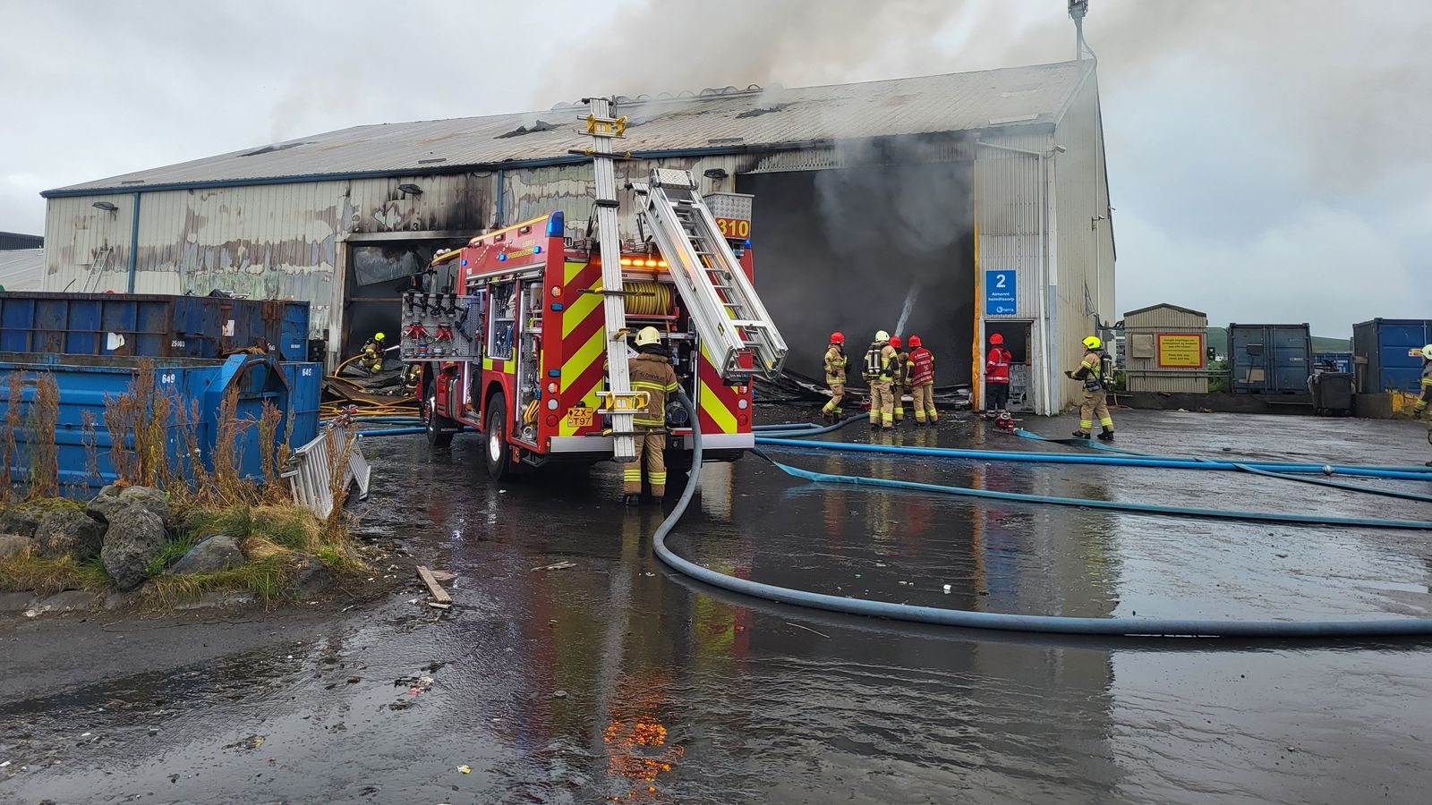 Erfitt að glíma við elda þegar ó­þekkt eitur­efni gætu verið í spilinu ...