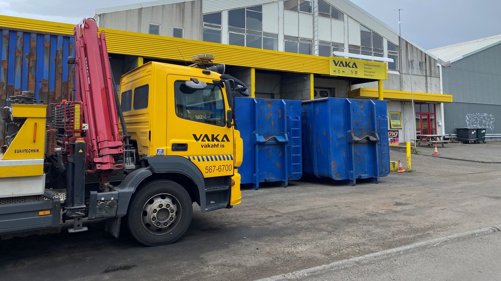 Ó­­sáttir ná­grannar leiddu til hóp­­upp­­­sagnar á hálfu starfsliði ...