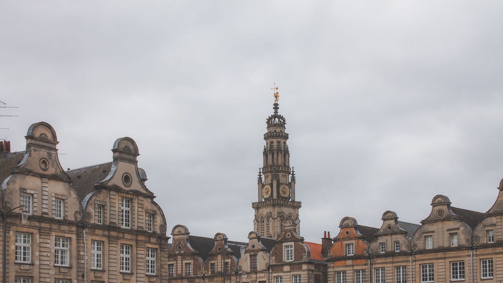 Kennari látinn og tveir al­var­lega særðir eftir árás í skóla í Arras ...