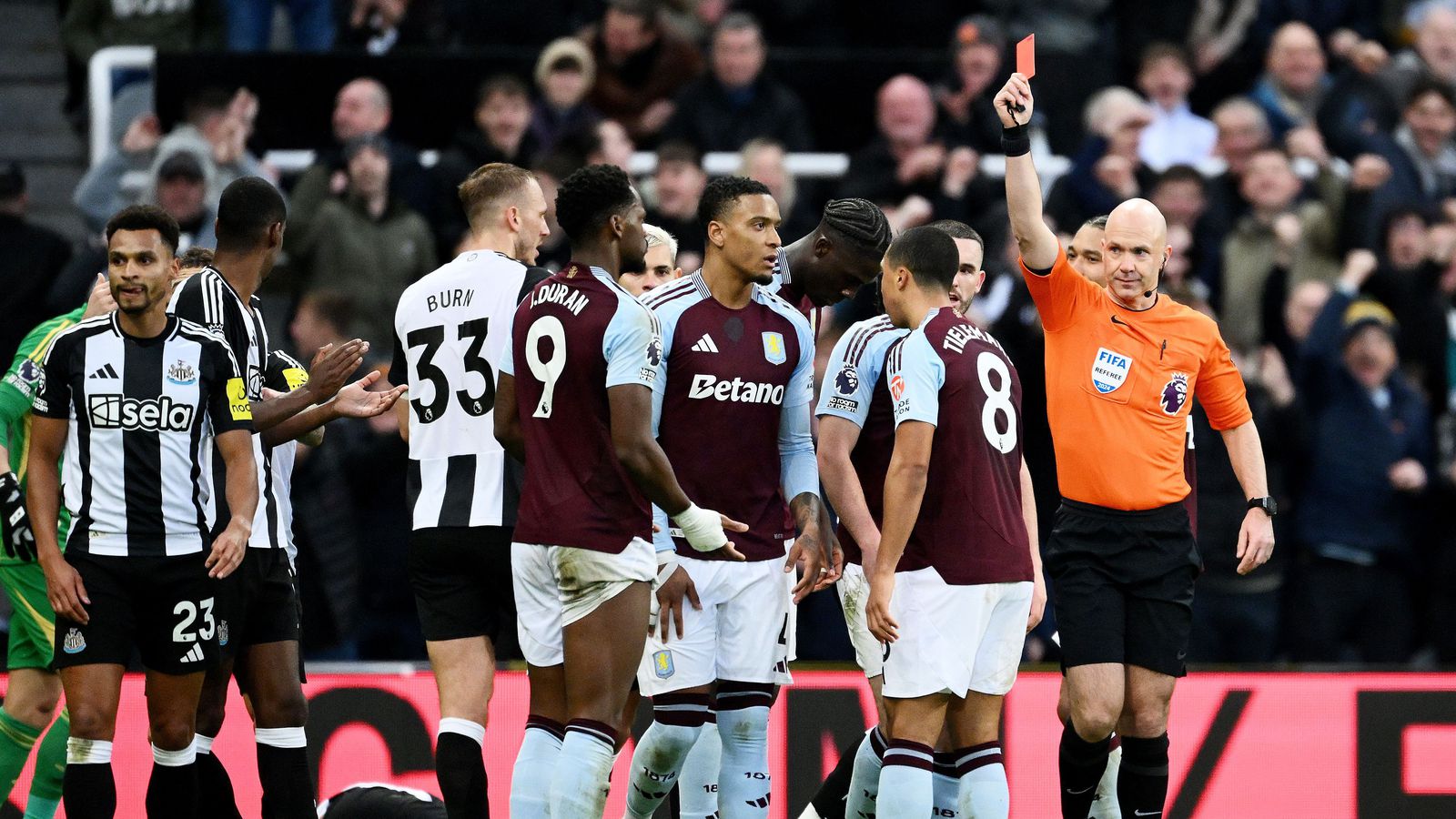 Slæmur skellur fyrir gestina á St. James Park - Vísir