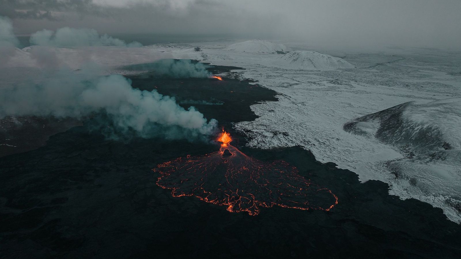 Fylgjast með hraun­líkönum og hvort nýjar sprungur myndist - Vísir