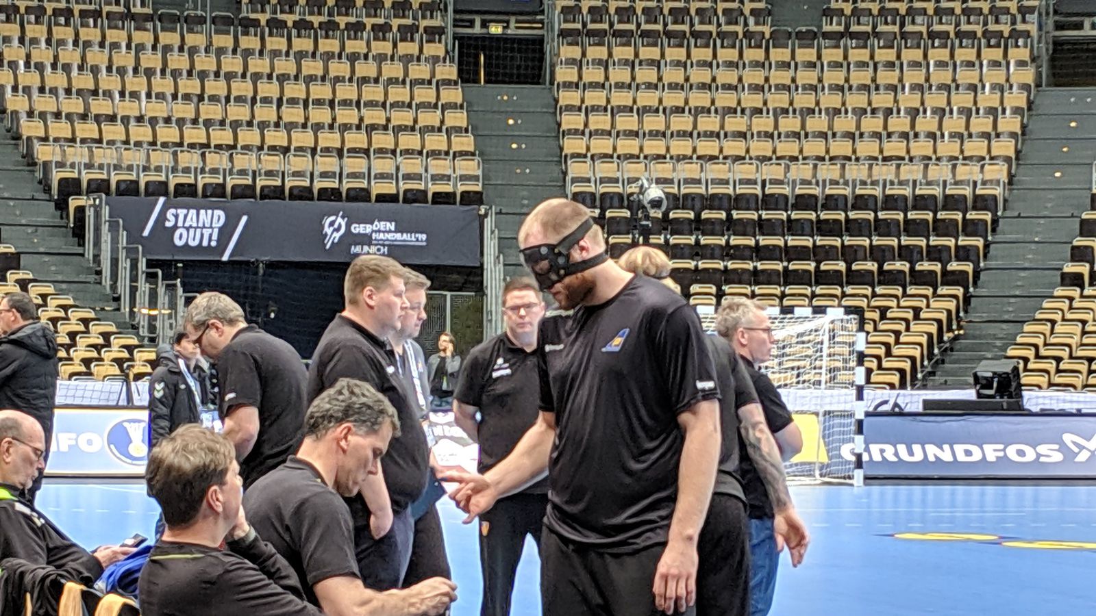 Arnar Freyr æfir með grímu en allir eru klárir í slaginn - Vísir