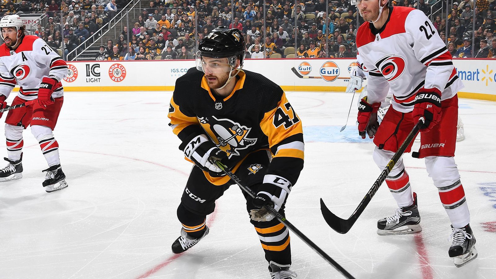 Kærasta Adams John­­son fann trú­lofunar­hring í í­búð þeirra - Vísir