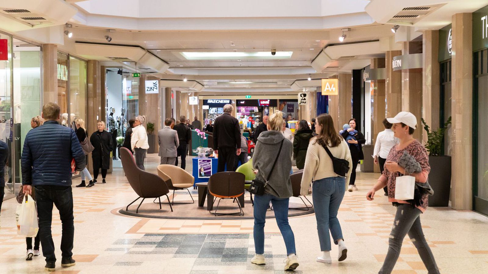 „Merki­lega sterkar“ korta­veltu­tölur drifnar á­fram af aukinni neyslu ...