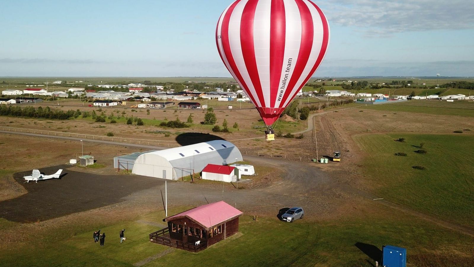 Loft­belgur á flugi yfir Suður­landi í morgun - Vísir