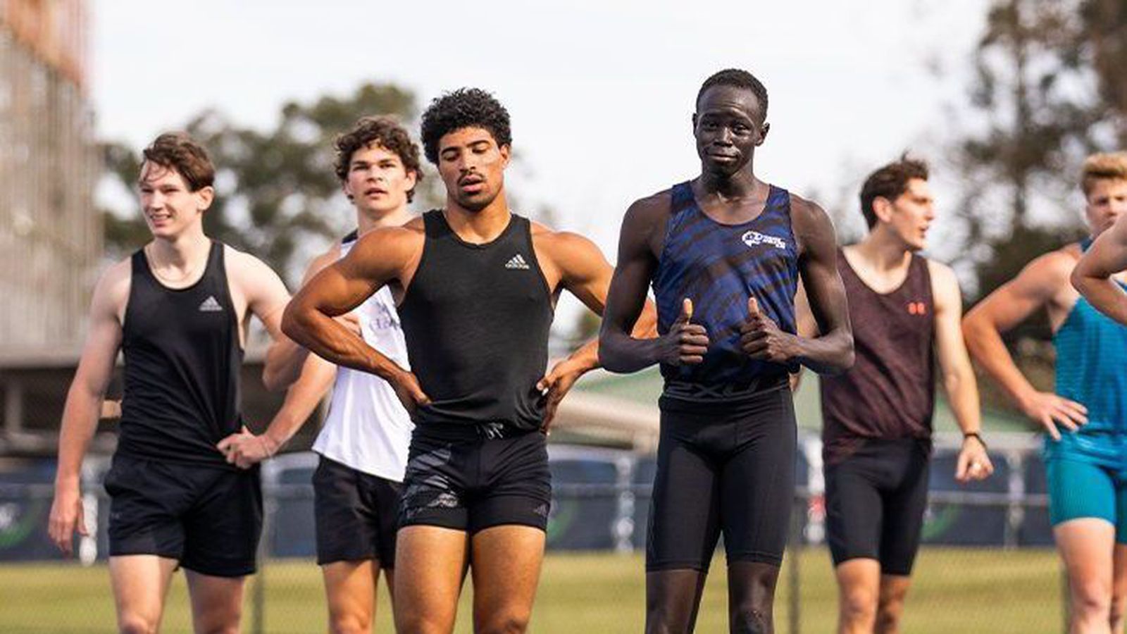 Ó­trú­legt hundrað metra hlaup sex­tán ára stráks vekur mikla at­hygli ...