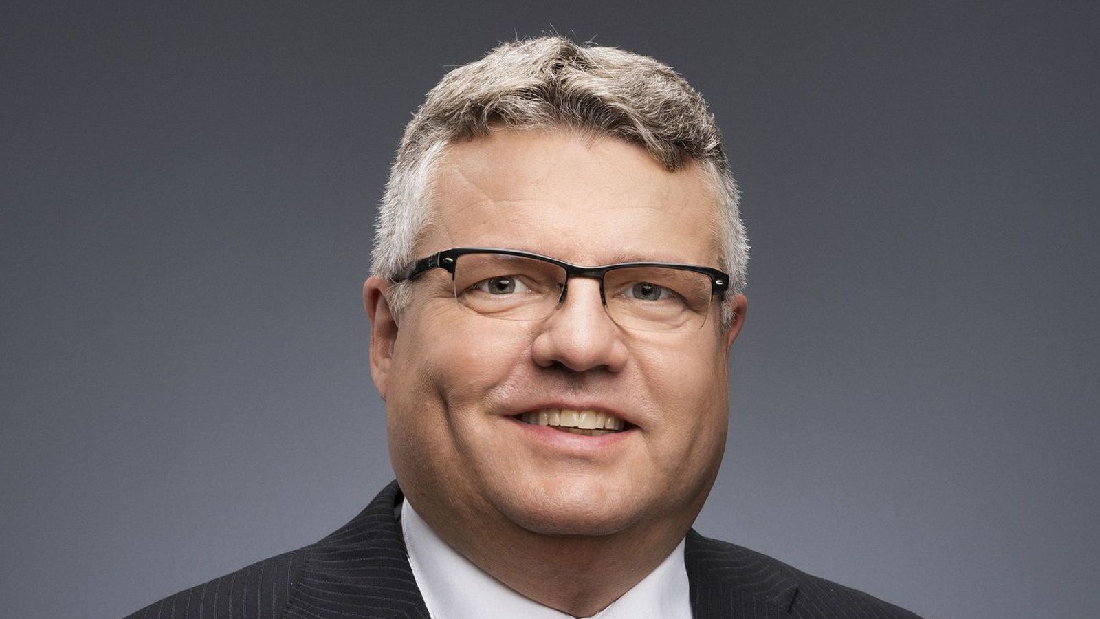 Oddvitaáskorunin: Logi Bergmann heftaði saman fóðrið í jakkanum skömmu ...