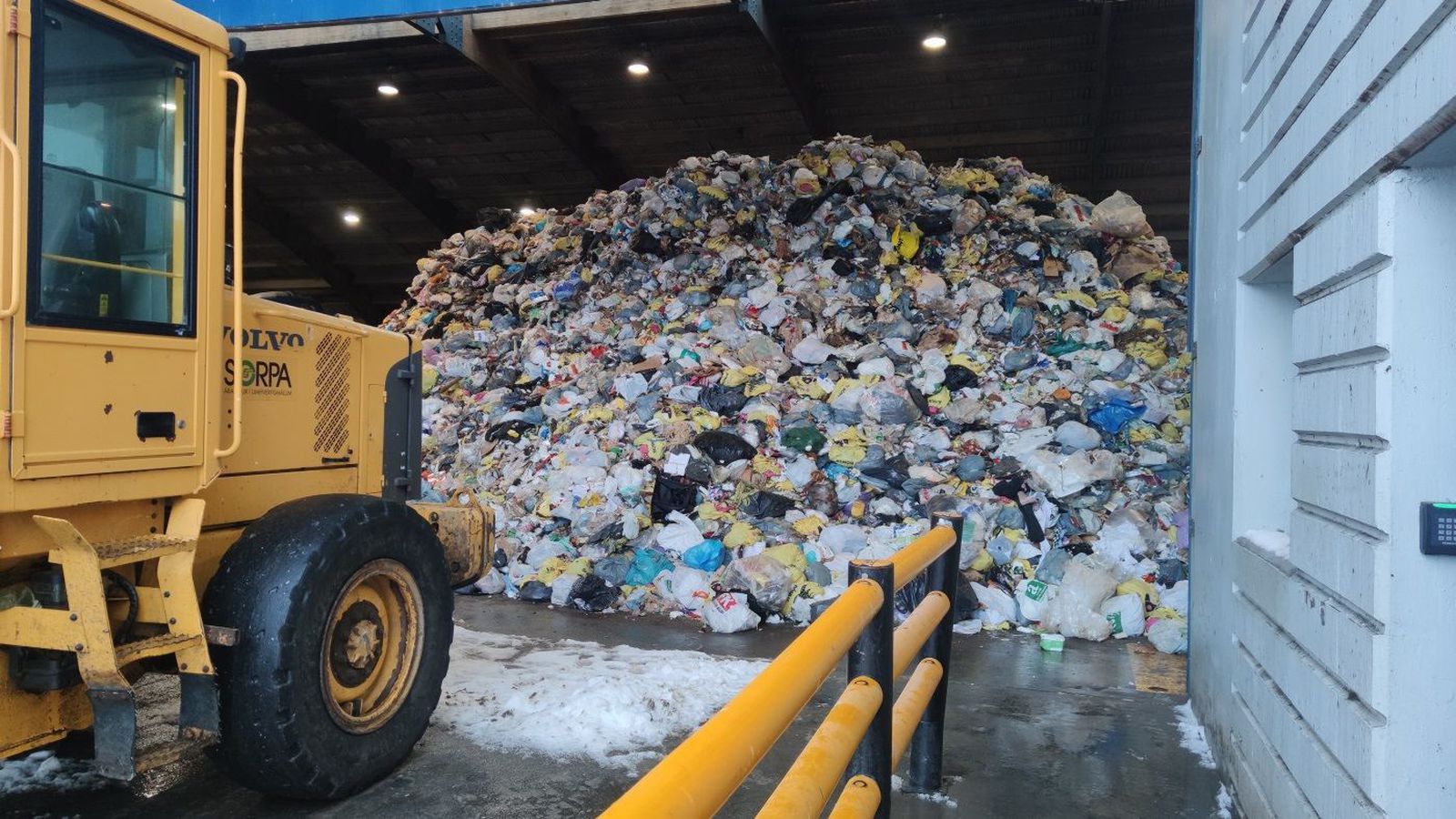 Eldur kom upp í mót­töku- og flokkunar­stöð Sorpu í Gufu­nesi - Vísir