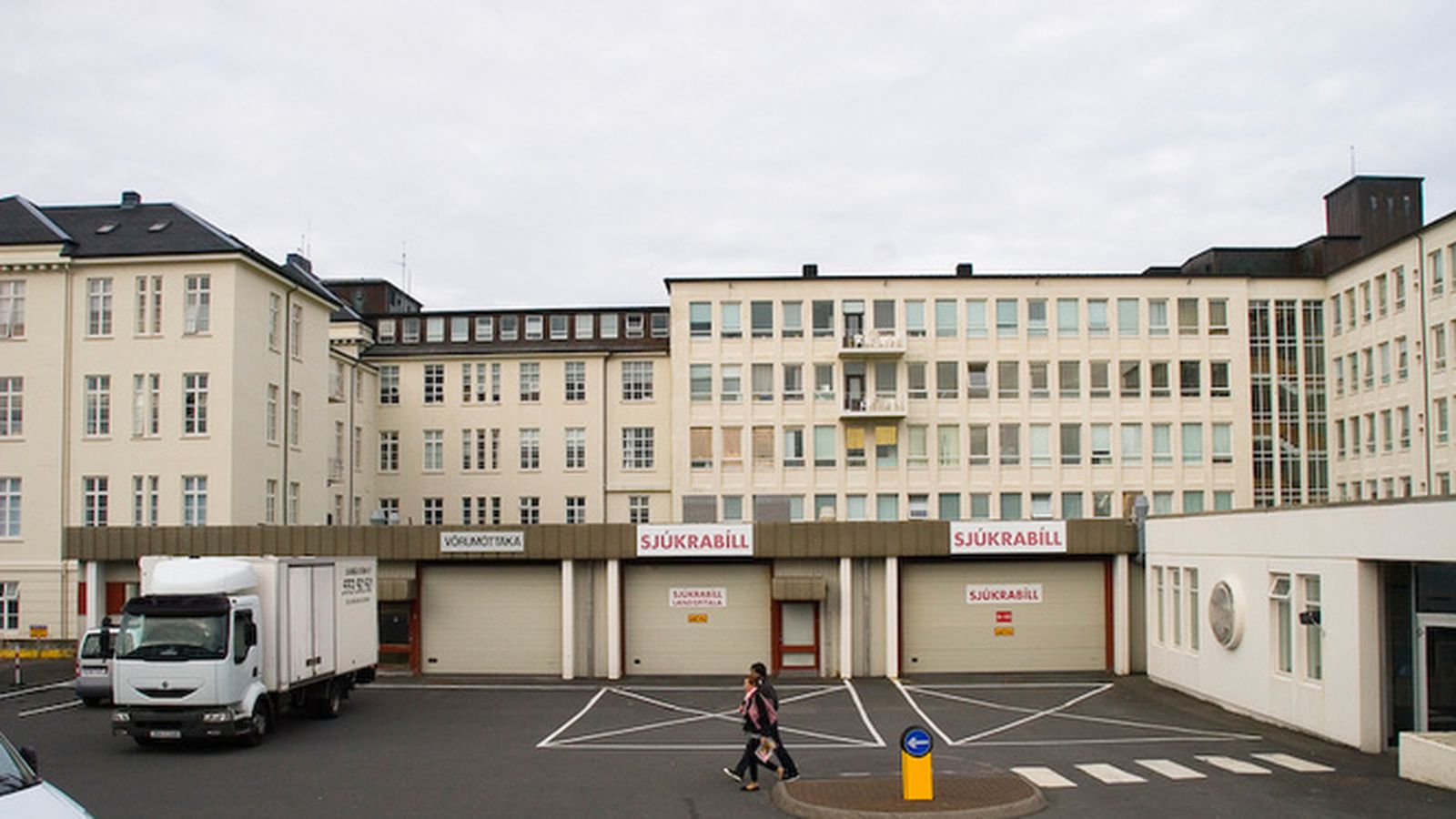 Skurðlæknir fær fimm milljónir vegna uppsagnar - Vísir