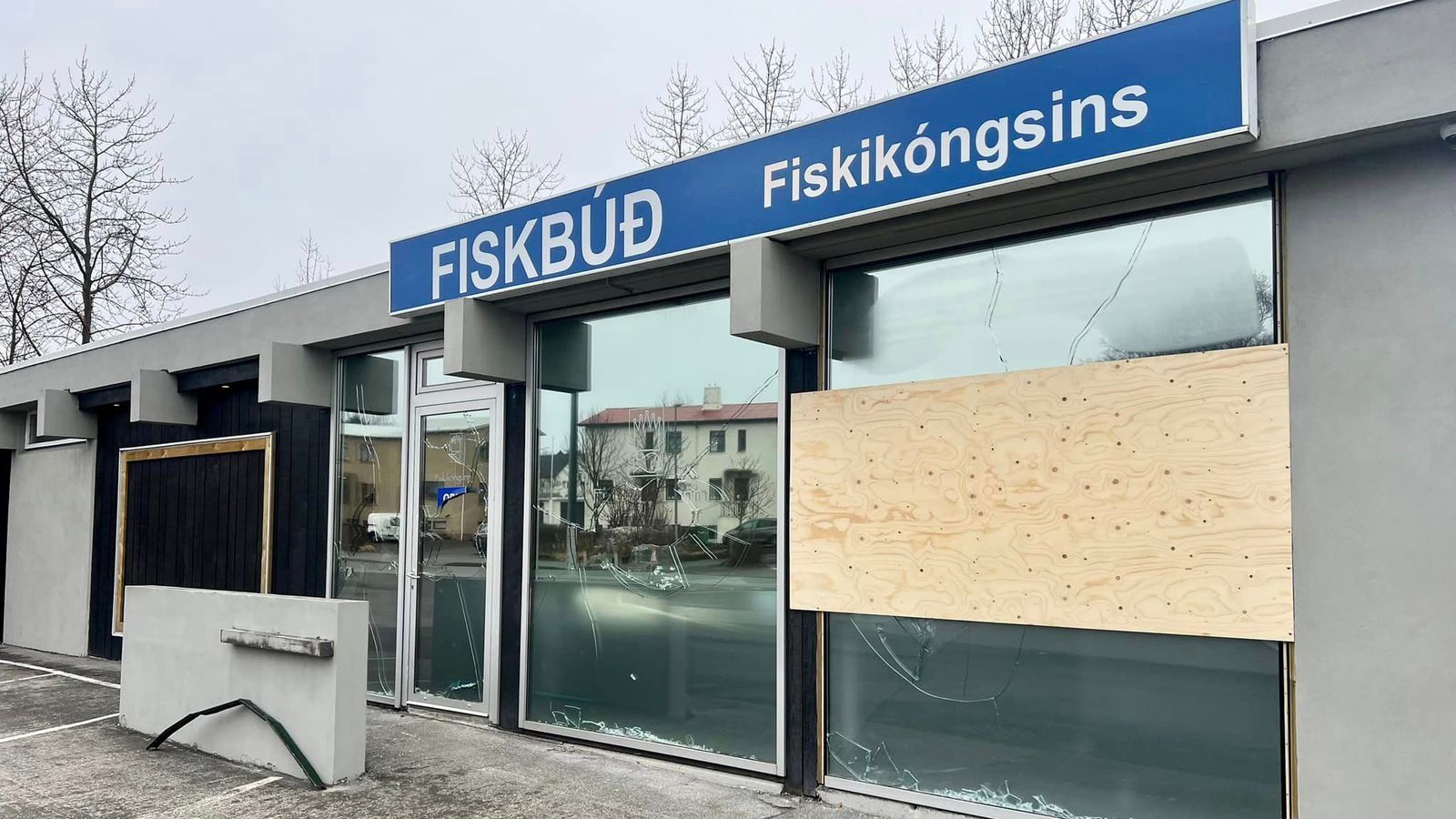 Allar rúður brotnar hjá Fiski­kónginum við Soga­veg - Vísir