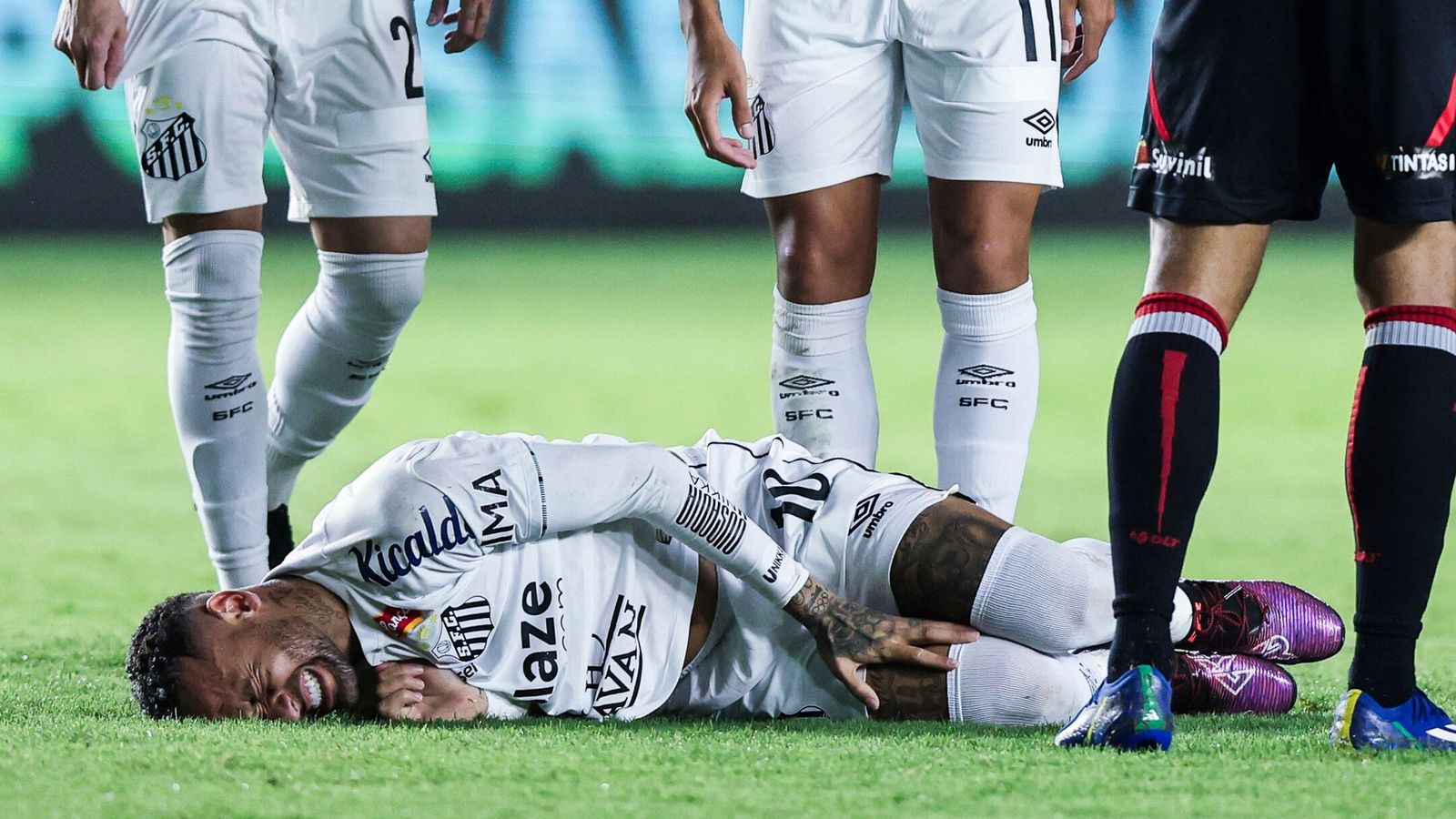 Fyrsta snerting Neymars var á mjög við­kvæman stað - Vísir