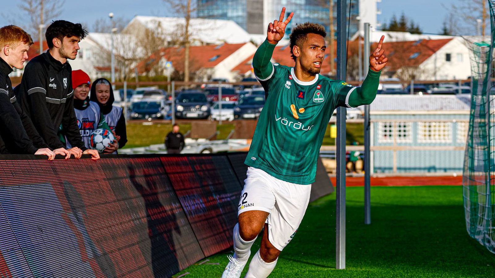 Ó­rætt tíst Ísaks vekur at­hygli - Vísir