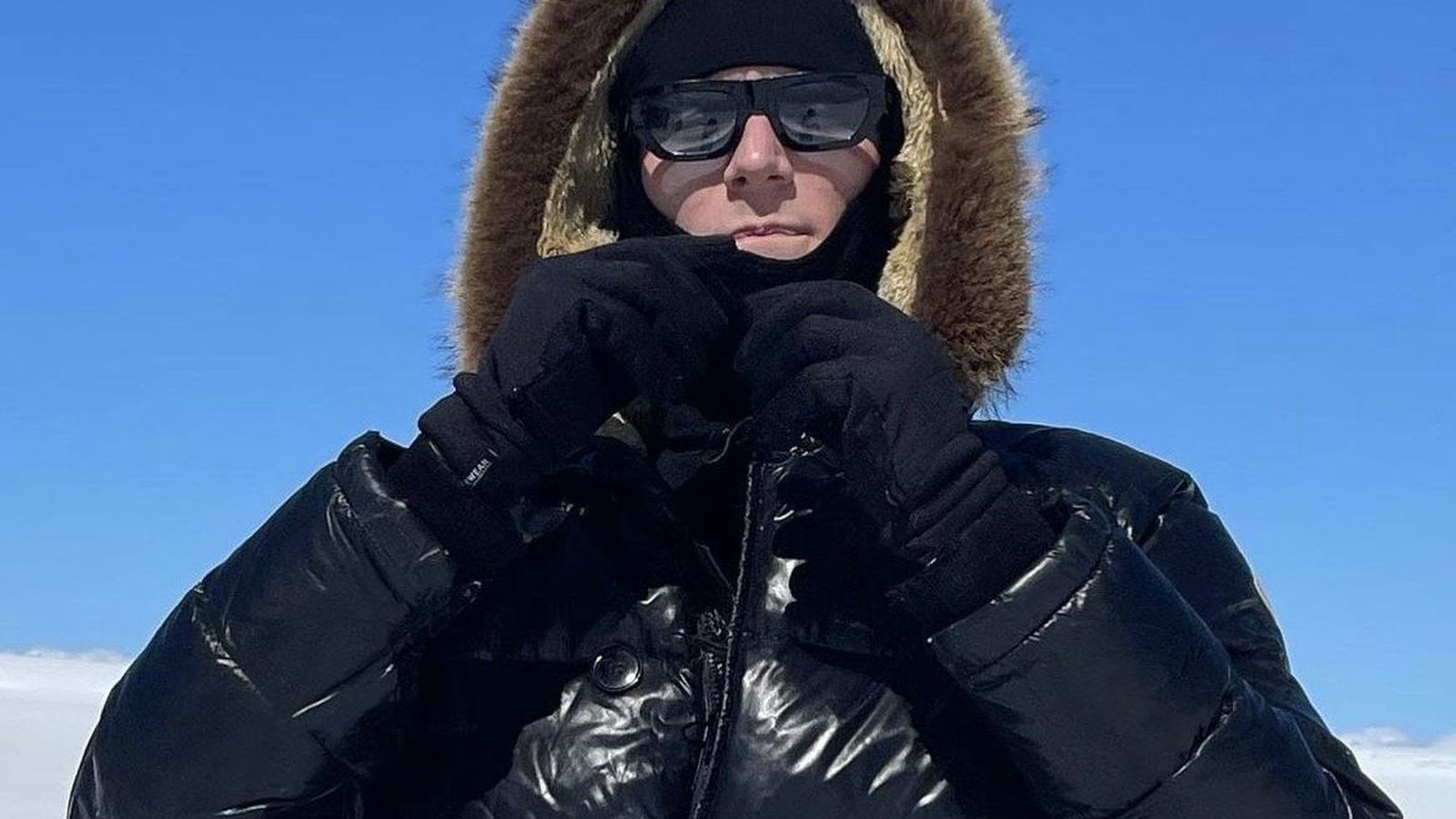 ISSI á toppi Langjökuls: „Þeir segja að það sé kalt á toppnum svo ég ...