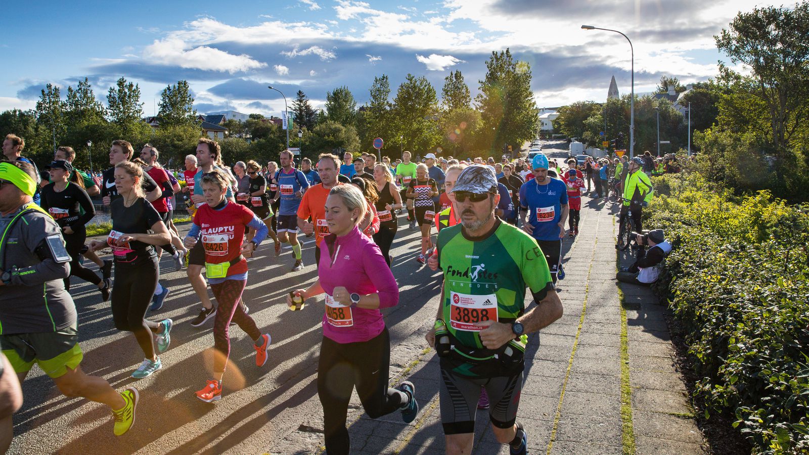 Rigning og rok í methlaupi - Vísir