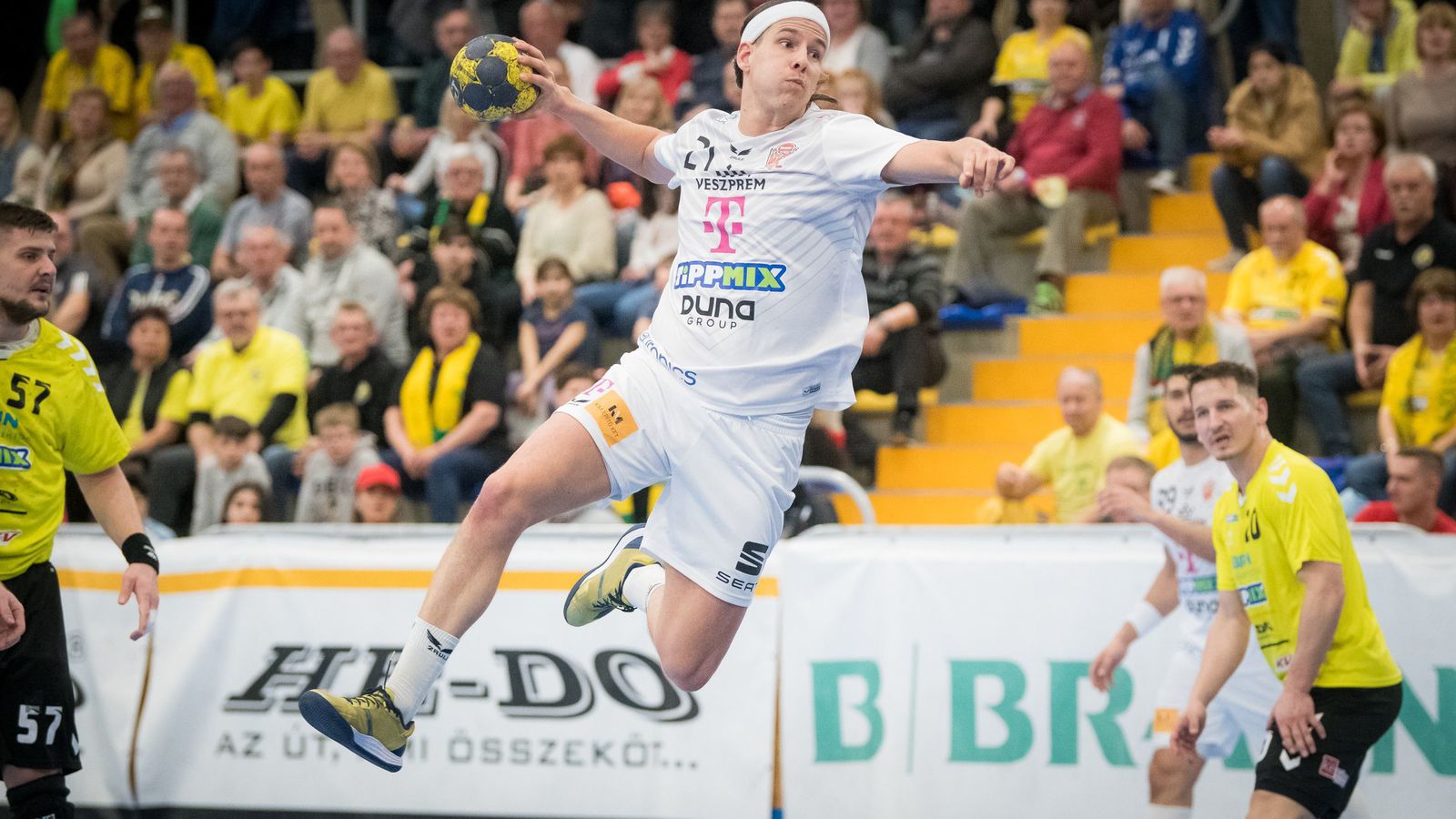 Bjarki Már og félagar með bakið upp við vegg - Vísir