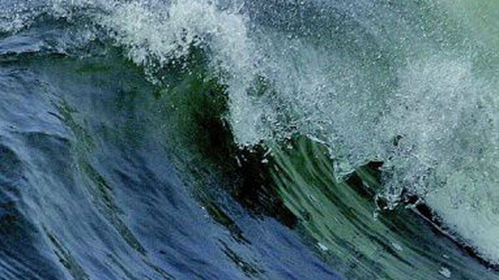 Risavaxnar öldur fletja út hús í Indónesíu - Vísir