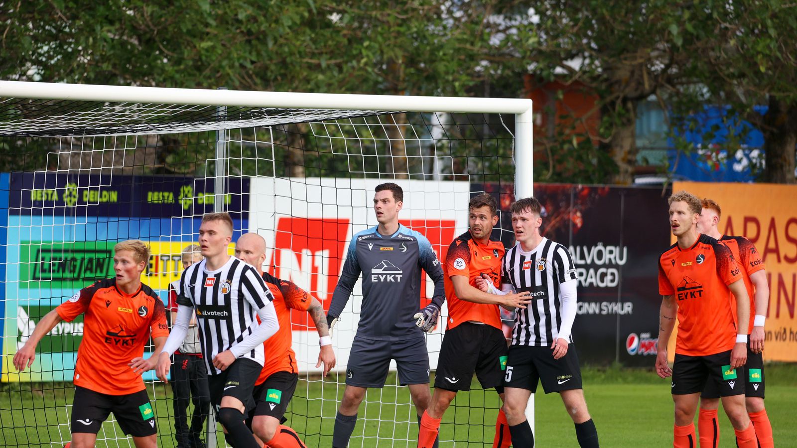 Aðal­mar­k­vörðurinn fram­lengir á meðan vara­mar­k­vörðurinn riftir ...