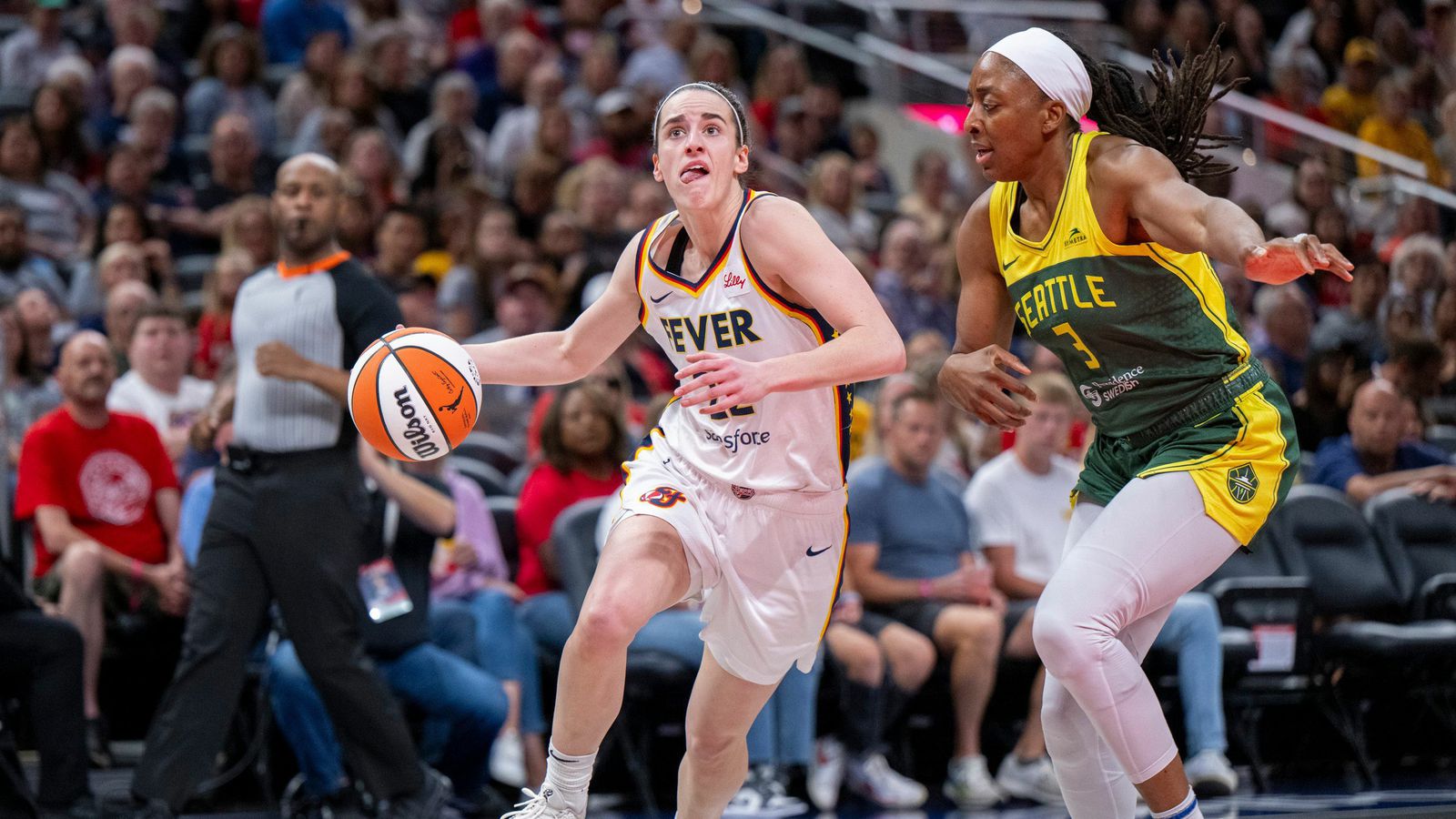 Charles Barkley og fleiri hneyksluð yfir ljótum brotum á Caitlin Clark ...