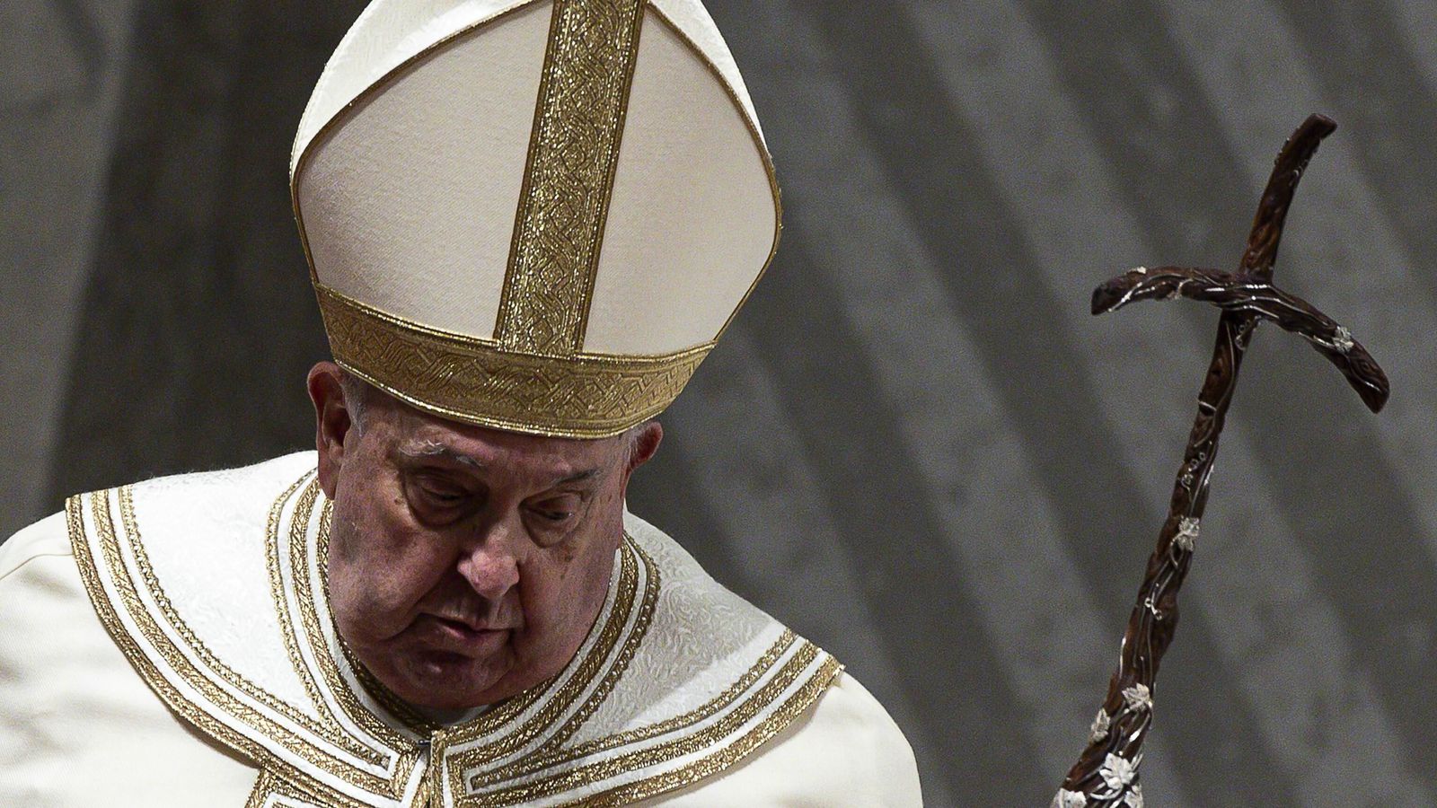 Páfinn glímir við mikil öndunarvandræði en þó með með­vitund - Vísir