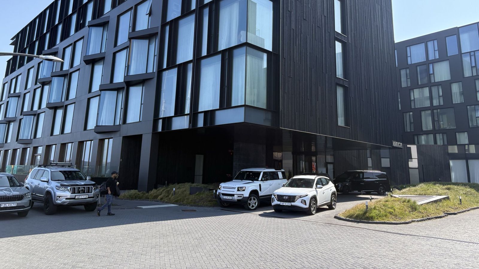 Móðirin á­fram í haldi og hús­leit á Ír­landi - Vísir