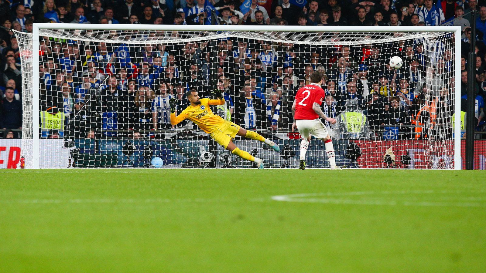 Fyrsta sinn sem Man Utd fer á­fram eftir víta­spyrnu­keppni í enska ...