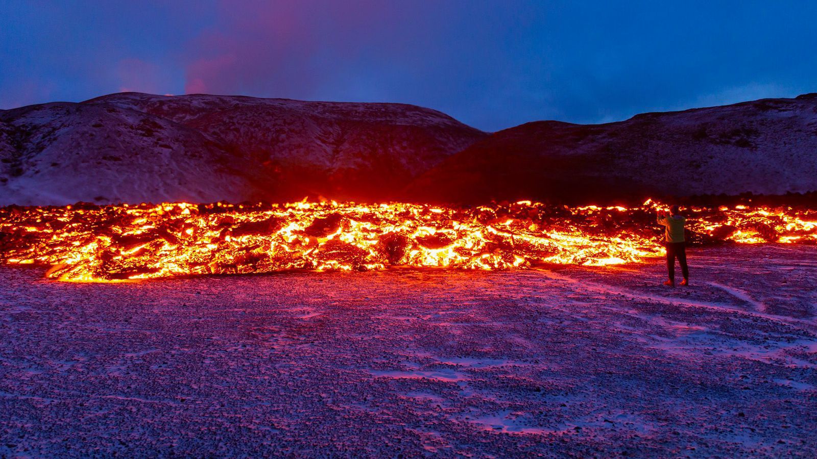 Skoða hvort ný sprunga sé að opnast milli gossvæðanna - Vísir