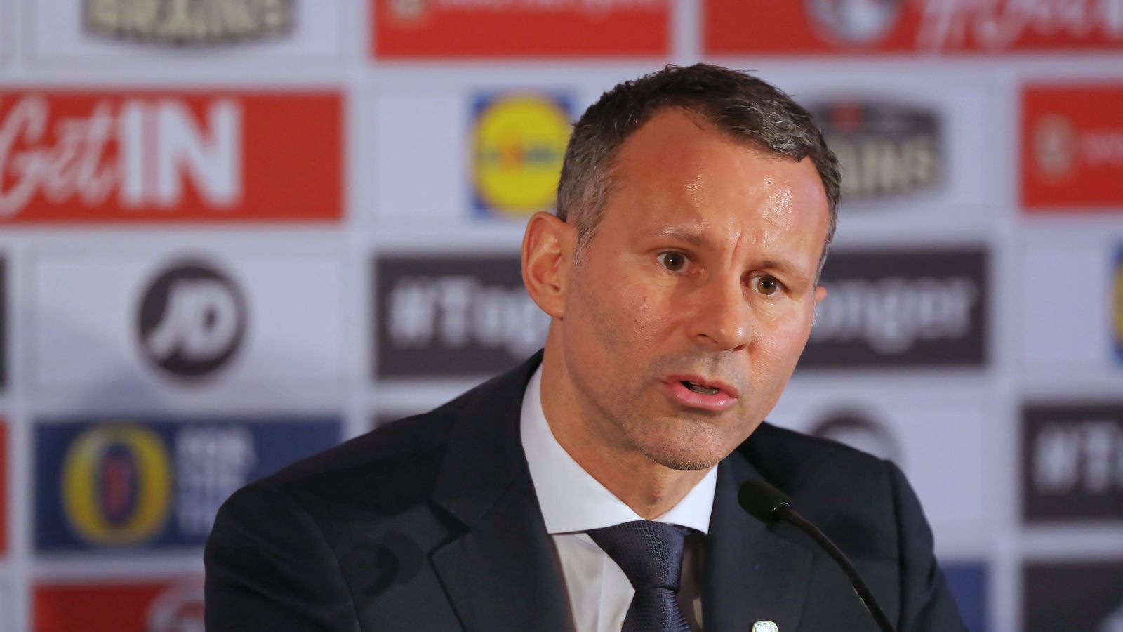 Giggs mun tala við Ferguson: „Heimskulegt ef ég myndi ekki gera það ...