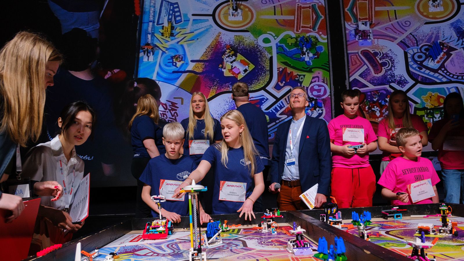 Hundrað grunn­skóla­nemar keppa í byggingu LEGO - Vísir