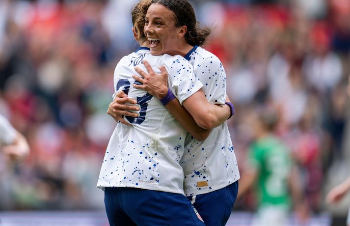 Fyrsta knatt­spyrnu­konan til að fá meira en tvær milljónir dollara í ...