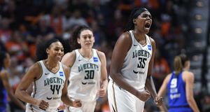 Einkaþotan laus úr slitlaginu og farin burt - Vísir