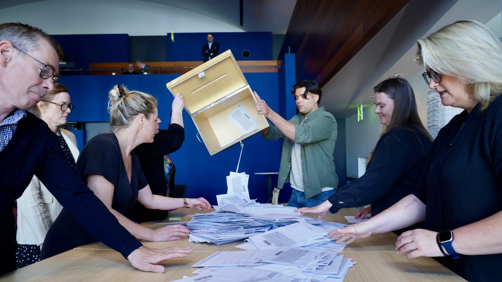 Fyrstu at­kvæðin komin til flokkunar í Ráð­húsinu - Vísir