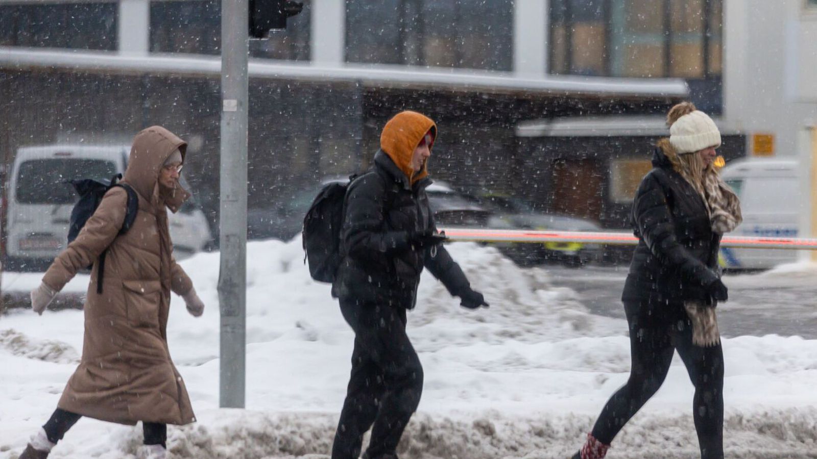 Við­varanir í gildi og vætu­samt víða um land - Vísir