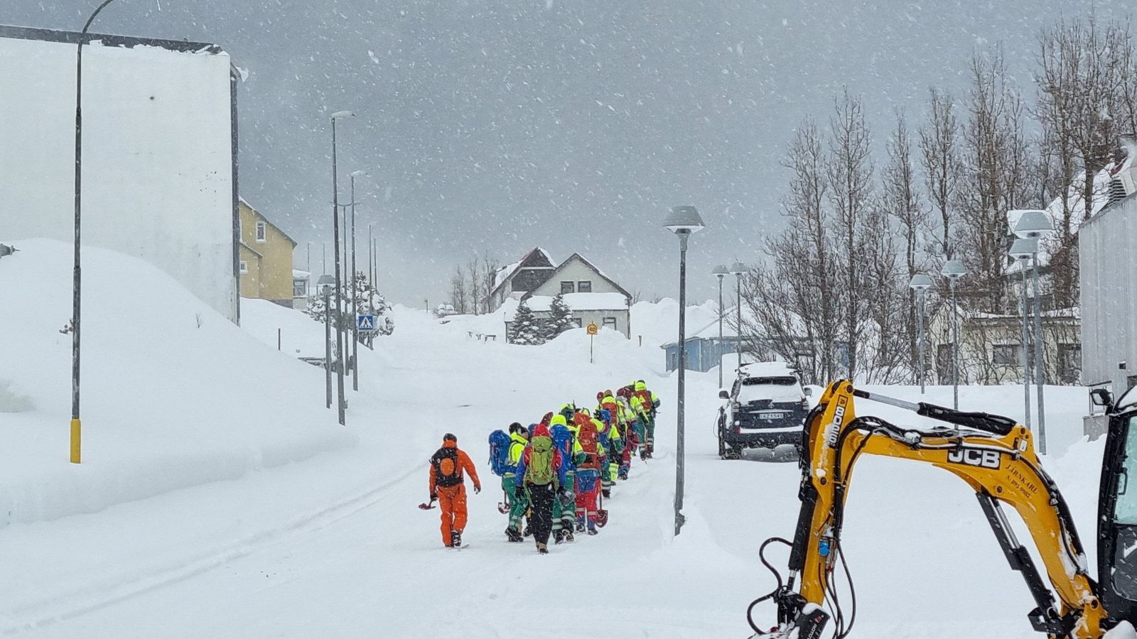 Senda liðsauka austur áður en veðrið skellur á - Vísir